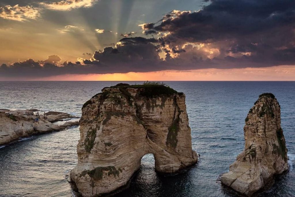 الروشة صخرة الحبّ والموت والتحوّلات السحريّة | مناطق نت